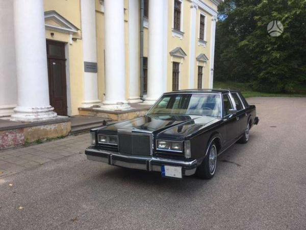Melns Lincoln town-car 1983 Viļņa, ar dzinēja tilpumu 4.94 L un nobraukumu 147 tūkst. km par 9200 €, foto 1 vietnē AUTOMOTO.COM.LV