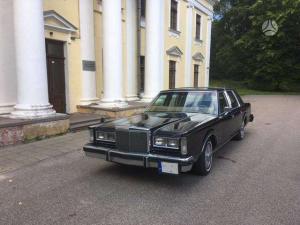 Melns Lincoln town-car 1983 Viļņa, ar dzinēja tilpumu 4.94 L un nobraukumu 147 tūkst. km par 9200 €, foto  vietnē AUTOMOTO.COM.LV