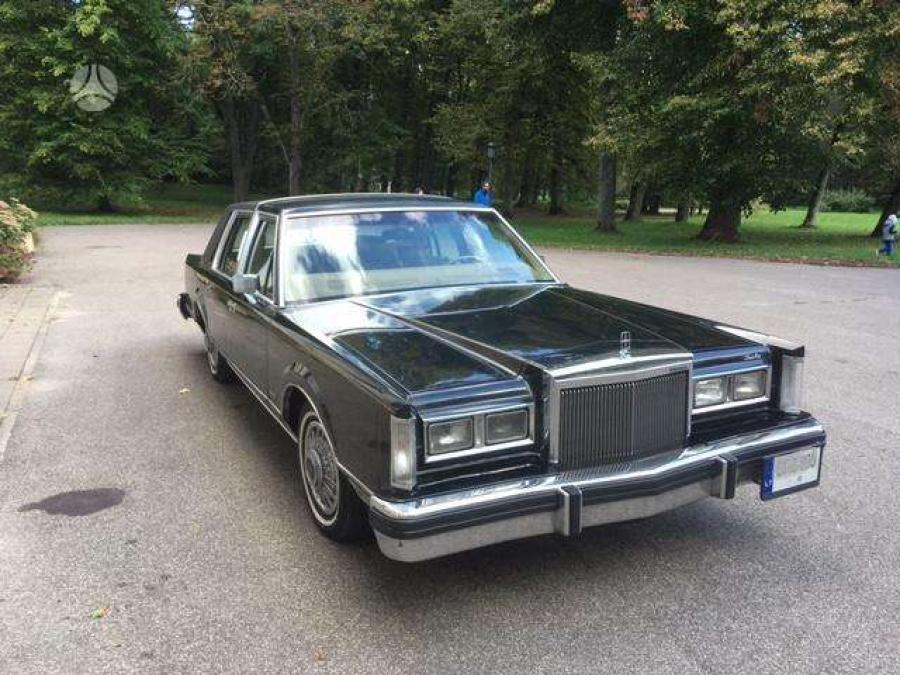 Melns Lincoln town-car 1983 Viļņa, ar dzinēja tilpumu 4.94 L un nobraukumu 147 tūkst. km par 9200 €, foto 3 vietnē AUTOMOTO.COM.LV
