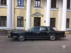 Melns Lincoln town-car 1983 Viļņa, ar dzinēja tilpumu 4.94 L un nobraukumu 147 tūkst. km par 9200 €, foto 4 vietnē AUTOMOTO.COM.LV