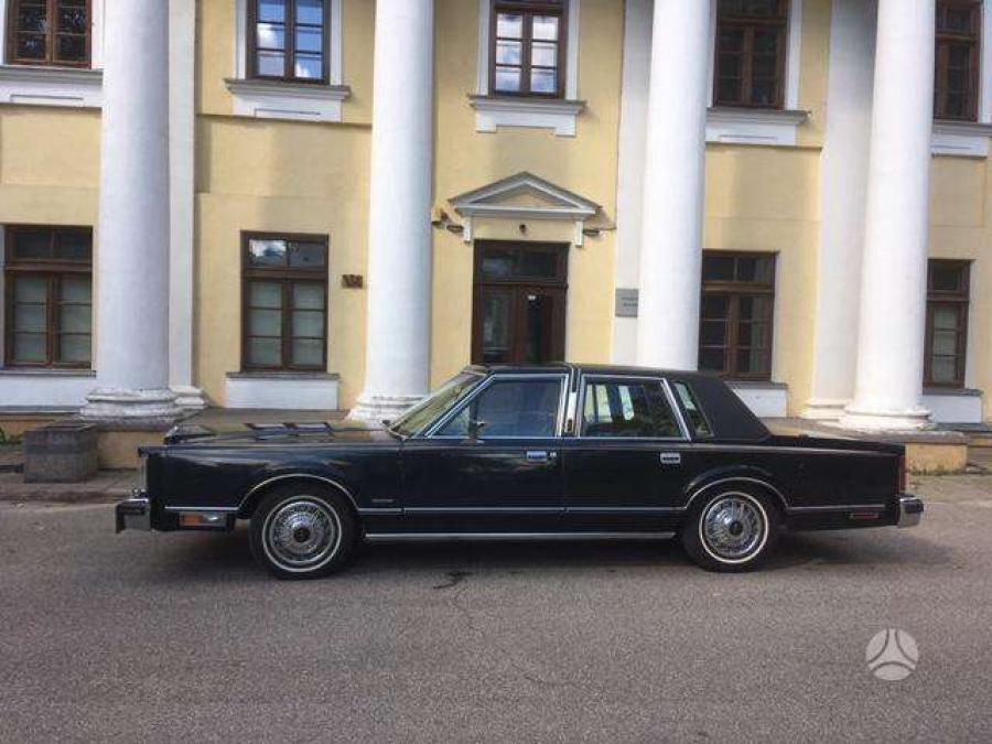 Melns Lincoln town-car 1983 Viļņa, ar dzinēja tilpumu 4.94 L un nobraukumu 147 tūkst. km par 9200 €, foto 4 vietnē AUTOMOTO.COM.LV