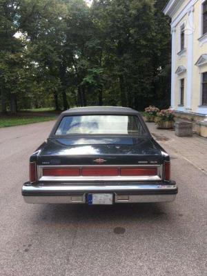Melns Lincoln town-car 1983 Viļņa, ar dzinēja tilpumu 4.94 L un nobraukumu 147 tūkst. km par 9200 €, foto 5 vietnē AUTOMOTO.COM.LV