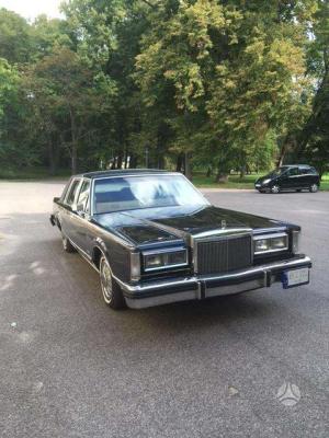 Melns Lincoln town-car 1983 Viļņa, ar dzinēja tilpumu 4.94 L un nobraukumu 147 tūkst. km par 9200 €, foto 6 vietnē AUTOMOTO.COM.LV