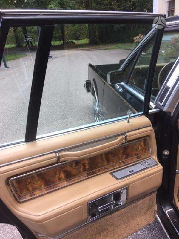 Melns Lincoln town-car 1983 Viļņa, ar dzinēja tilpumu 4.94 L un nobraukumu 147 tūkst. km par 9200 €, foto 7 vietnē AUTOMOTO.COM.LV