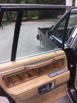Melns Lincoln town-car 1983 Viļņa, ar dzinēja tilpumu 4.94 L un nobraukumu 147 tūkst. km par 9200 €, foto 8 vietnē AUTOMOTO.COM.LV