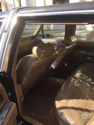Melns Lincoln town-car 1983 Viļņa, ar dzinēja tilpumu 4.94 L un nobraukumu 147 tūkst. km par 9200 €, foto 9 vietnē AUTOMOTO.COM.LV