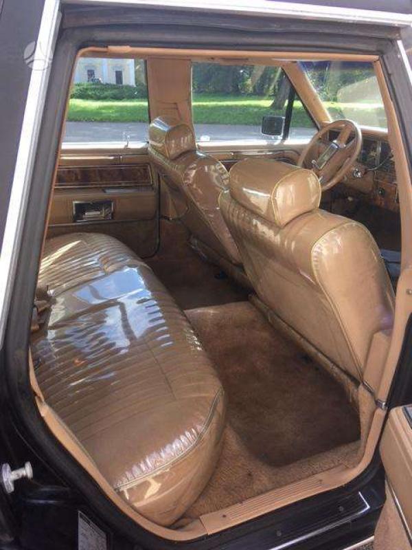Melns Lincoln town-car 1983 Viļņa, ar dzinēja tilpumu 4.94 L un nobraukumu 147 tūkst. km par 9200 €, foto 9 vietnē AUTOMOTO.COM.LV