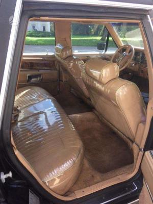 Melns Lincoln town-car 1983 Viļņa, ar dzinēja tilpumu 4.94 L un nobraukumu 147 tūkst. km par 9200 €, foto 10 vietnē AUTOMOTO.COM.LV