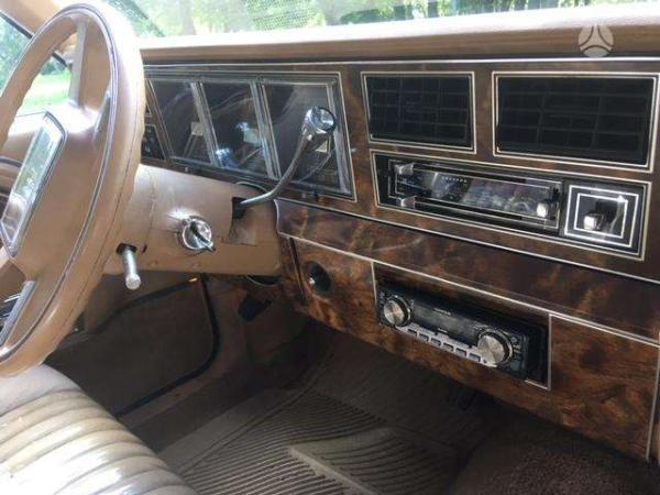 Melns Lincoln town-car 1983 Viļņa, ar dzinēja tilpumu 4.94 L un nobraukumu 147 tūkst. km par 9200 €, foto 10 vietnē AUTOMOTO.COM.LV