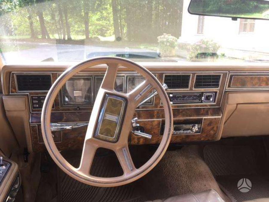 Melns Lincoln town-car 1983 Viļņa, ar dzinēja tilpumu 4.94 L un nobraukumu 147 tūkst. km par 9200 €, foto 12 vietnē AUTOMOTO.COM.LV