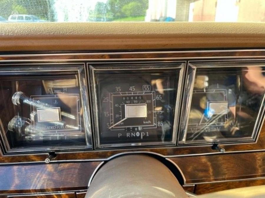 Melns Lincoln town-car 1983 Viļņa, ar dzinēja tilpumu 4.94 L un nobraukumu 147 tūkst. km par 9200 €, foto 15 vietnē AUTOMOTO.COM.LV