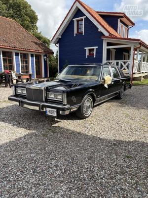 Melns Lincoln town-car 1983 Klaipėda, ar dzinēja tilpumu 5.00 L un nobraukumu 170 tūkst. km par 10000 €, foto  vietnē AUTOMOTO.COM.LV