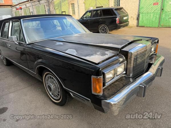 Black Lincoln town-car 1988 in Tartu, with an engine capacity of 5.00 L and mileage of 160 thousand km for 12000 €, photo 8 on AUTOMOTO.COM.LV