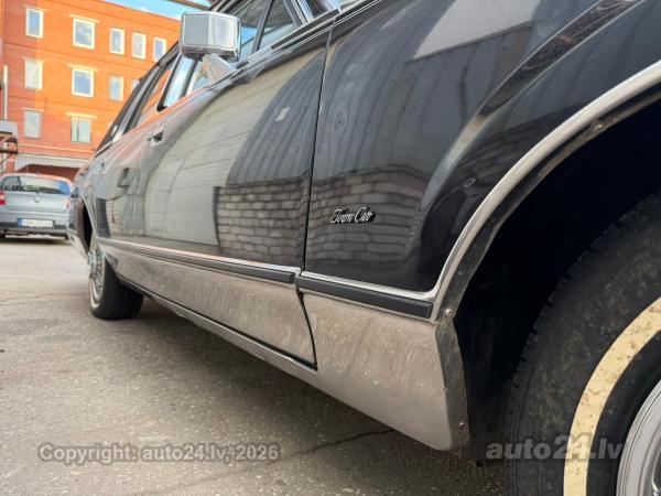 Black Lincoln town-car 1988 in Tartu, with an engine capacity of 5.00 L and mileage of 160 thousand km for 12000 €, photo 9 on AUTOMOTO.COM.LV