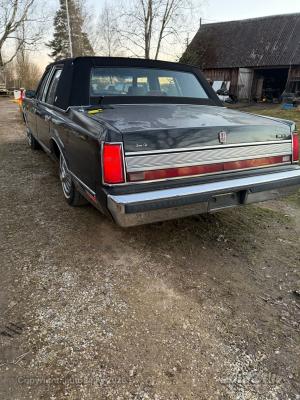 Black Lincoln town-car 1988 in Tartu, with an engine capacity of 5.00 L and mileage of 160 thousand km for 12000 €, photo 12 on AUTOMOTO.COM.LV