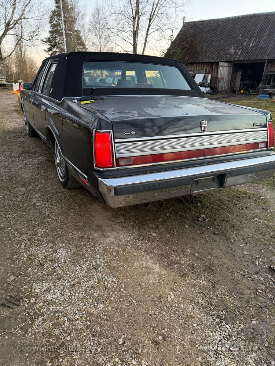 Black Lincoln town-car 1988 in Tartu, with an engine capacity of 5.00 L and mileage of 160 thousand km for 12000 €, photo 12 on AUTOMOTO.COM.LV