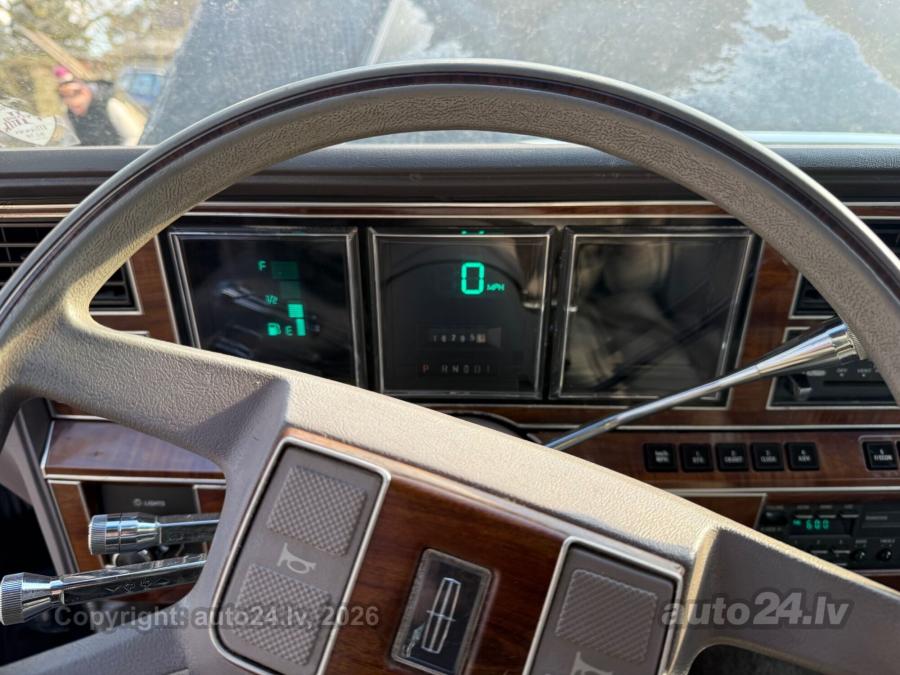 Black Lincoln town-car 1988 in Tartu, with an engine capacity of 5.00 L and mileage of 160 thousand km for 12000 €, photo 13 on AUTOMOTO.COM.LV