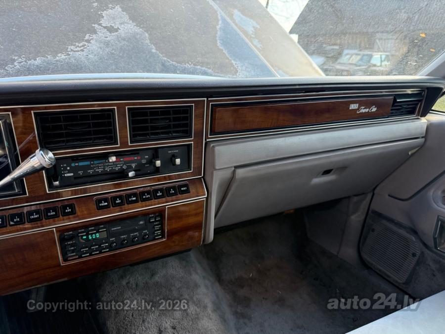 Black Lincoln town-car 1988 in Tartu, with an engine capacity of 5.00 L and mileage of 160 thousand km for 12000 €, photo 14 on AUTOMOTO.COM.LV