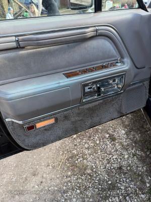 Black Lincoln town-car 1988 in Tartu, with an engine capacity of 5.00 L and mileage of 160 thousand km for 12000 €, photo 15 on AUTOMOTO.COM.LV