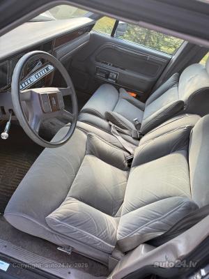 Black Lincoln town-car 1988 in Tartu, with an engine capacity of 5.00 L and mileage of 160 thousand km for 12000 €, photo 16 on AUTOMOTO.COM.LV