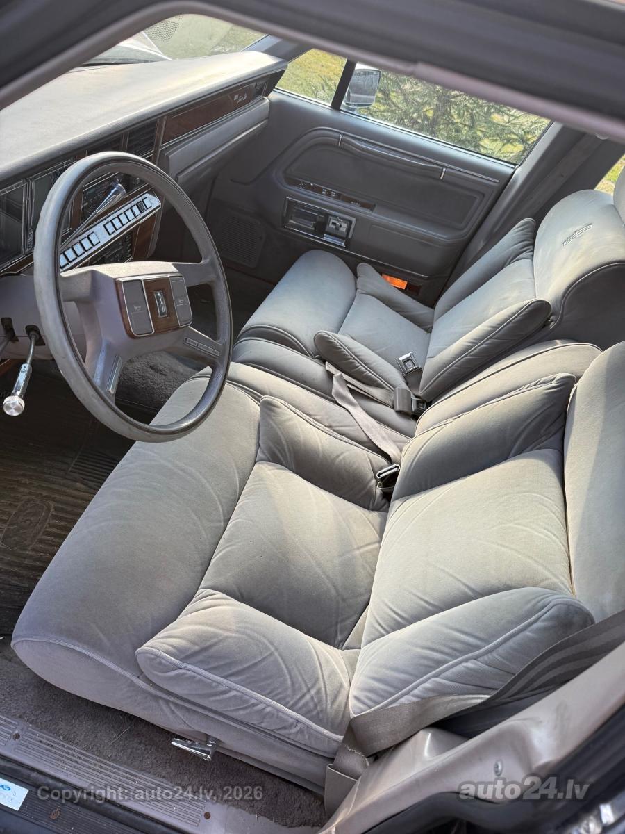 Black Lincoln town-car 1988 in Tartu, with an engine capacity of 5.00 L and mileage of 160 thousand km for 12000 €, photo 16 on AUTOMOTO.COM.LV