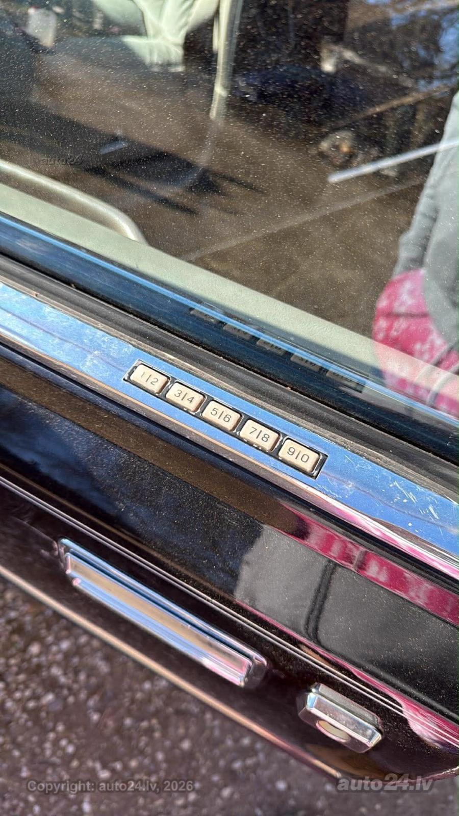 Black Lincoln town-car 1988 in Tartu, with an engine capacity of 5.00 L and mileage of 160 thousand km for 12000 €, photo 18 on AUTOMOTO.COM.LV