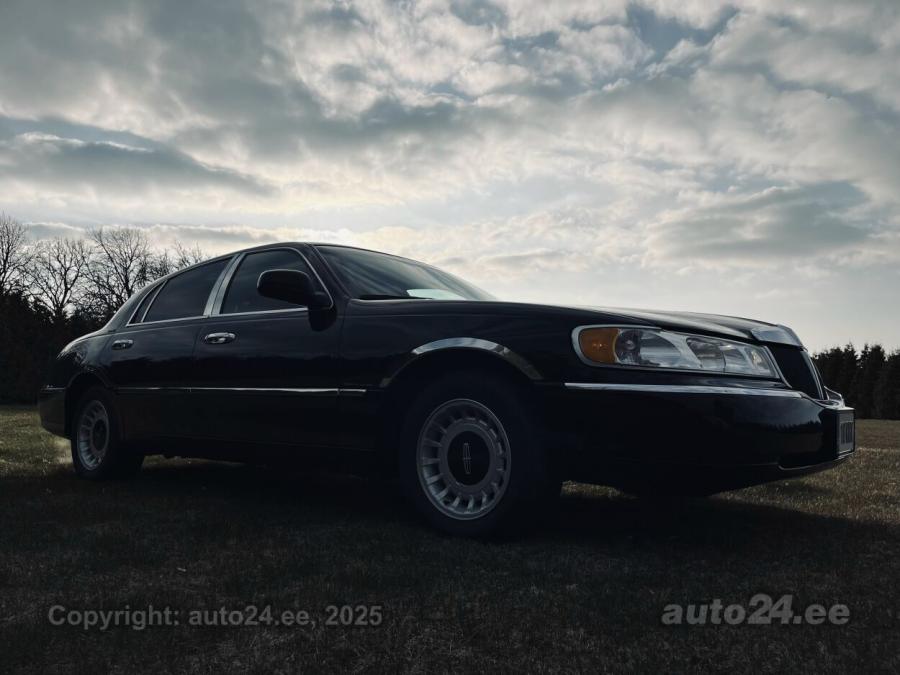Melns Lincoln town-car 1997 Hāpsalu, ar dzinēja tilpumu 4.60 L un nobraukumu 245 tūkst. km par 11900 €, foto 2 vietnē AUTOMOTO.COM.LV