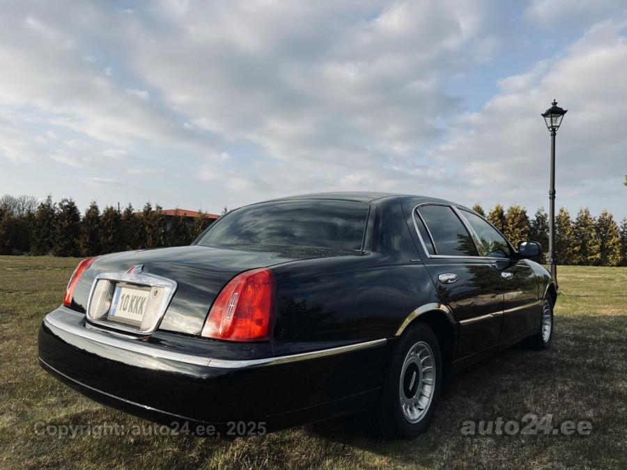 Melns Lincoln town-car 1997 Hāpsalu, ar dzinēja tilpumu 4.60 L un nobraukumu 245 tūkst. km par 11900 €, foto 3 vietnē AUTOMOTO.COM.LV