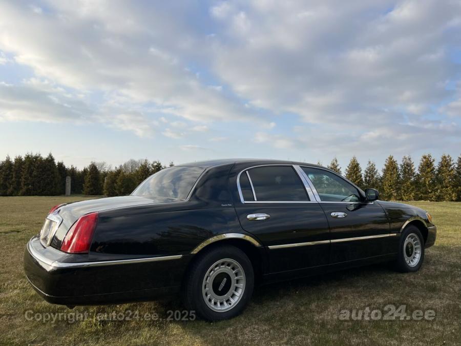 Melns Lincoln town-car 1997 Hāpsalu, ar dzinēja tilpumu 4.60 L un nobraukumu 245 tūkst. km par 11900 €, foto 4 vietnē AUTOMOTO.COM.LV
