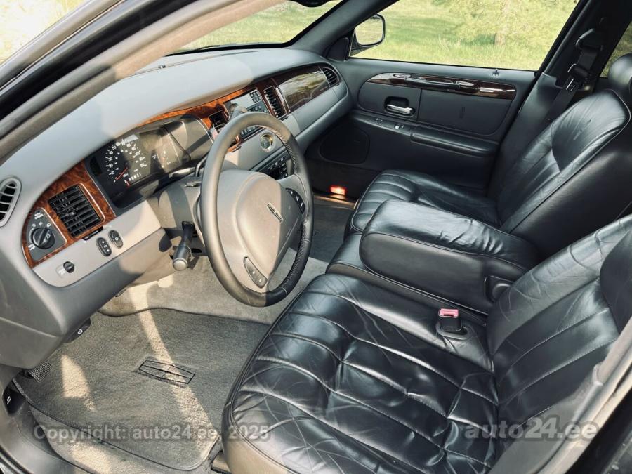 Melns Lincoln town-car 1997 Hāpsalu, ar dzinēja tilpumu 4.60 L un nobraukumu 245 tūkst. km par 11900 €, foto 7 vietnē AUTOMOTO.COM.LV