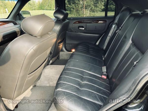 Melns Lincoln town-car 1997 Hāpsalu, ar dzinēja tilpumu 4.60 L un nobraukumu 245 tūkst. km par 11900 €, foto 8 vietnē AUTOMOTO.COM.LV