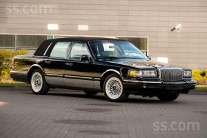 Melns Lincoln town-car 1997 Rīga, ar dzinēja tilpumu 4.60 L un nobraukumu 254 tūkst. km par 14000 €, foto  vietnē AUTOMOTO.COM.LV