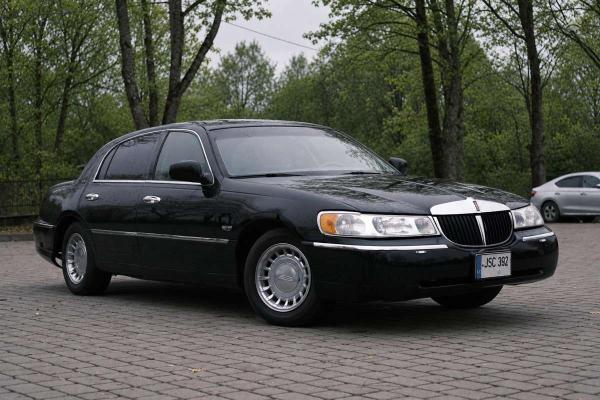Линкольн Таун Кар 2000 в Вильнюс на AUTOMOTO.COM.LV Черный Линкольн Таун Кар 2000 в Вильнюс, объемом двигателя 4.60 л и пробегом 467 тыс. км за 4490 €, фото 3 на AUTOMOTO.COM.LV