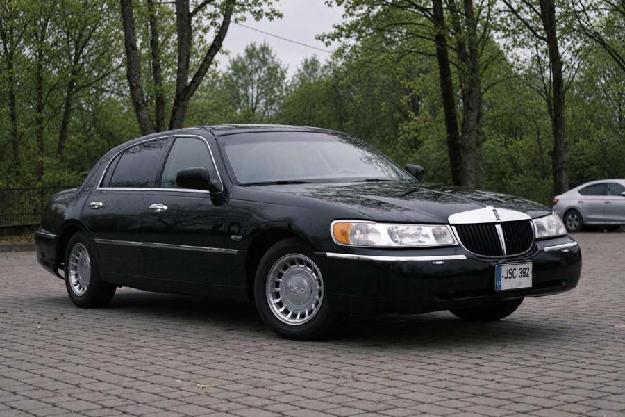 Melns Lincoln town-car 2000 Viļņa, ar dzinēja tilpumu 4.60 L un nobraukumu 467 tūkst. km par 4490 €, foto 3 vietnē AUTOMOTO.COM.LV