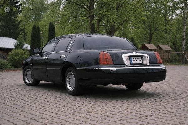 Линкольн Таун Кар 2000 в Вильнюс на AUTOMOTO.COM.LV Черный Линкольн Таун Кар 2000 в Вильнюс, объемом двигателя 4.60 л и пробегом 467 тыс. км за 4490 €, фото 5 на AUTOMOTO.COM.LV