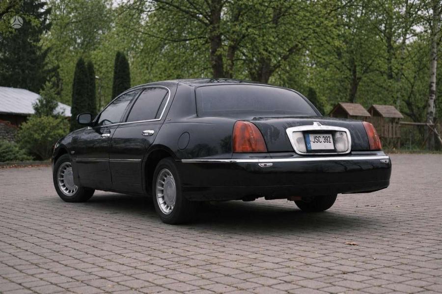 Melns Lincoln town-car 2000 Viļņa, ar dzinēja tilpumu 4.60 L un nobraukumu 467 tūkst. km par 4490 €, foto 5 vietnē AUTOMOTO.COM.LV