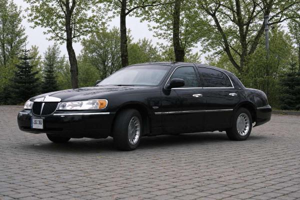 Линкольн Таун Кар 2000 в Вильнюс на AUTOMOTO.COM.LV Черный Линкольн Таун Кар 2000 в Вильнюс, объемом двигателя 4.60 л и пробегом 467 тыс. км за 4490 €, фото 6 на AUTOMOTO.COM.LV