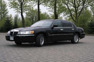 Melns Lincoln town-car 2000 Viļņa, ar dzinēja tilpumu 4.60 L un nobraukumu 467 tūkst. km par 4490 €, foto 6 vietnē AUTOMOTO.COM.LV