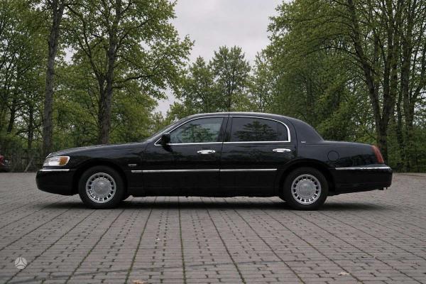 Линкольн Таун Кар 2000 в Вильнюс на AUTOMOTO.COM.LV Черный Линкольн Таун Кар 2000 в Вильнюс, объемом двигателя 4.60 л и пробегом 467 тыс. км за 4490 €, фото 8 на AUTOMOTO.COM.LV