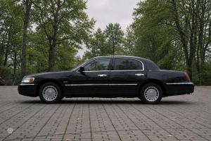 Melns Lincoln town-car 2000 Viļņa, ar dzinēja tilpumu 4.60 L un nobraukumu 467 tūkst. km par 4490 €, foto 8 vietnē AUTOMOTO.COM.LV