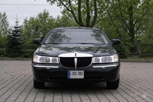 Melns Lincoln town-car 2000 Viļņa, ar dzinēja tilpumu 4.60 L un nobraukumu 467 tūkst. km par 4490 €, foto 9 vietnē AUTOMOTO.COM.LV