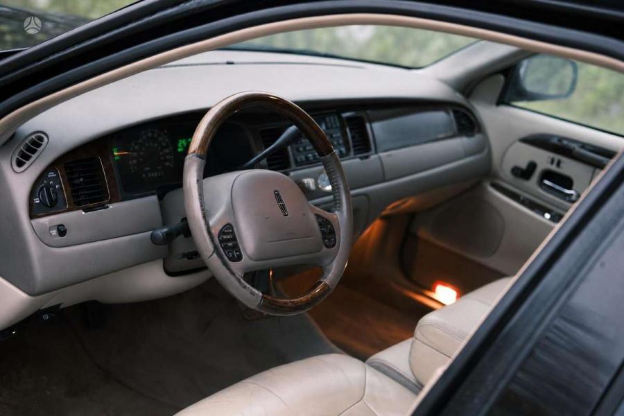 Melns Lincoln town-car 2000 Viļņa, ar dzinēja tilpumu 4.60 L un nobraukumu 467 tūkst. km par 4490 €, foto 12 vietnē AUTOMOTO.COM.LV