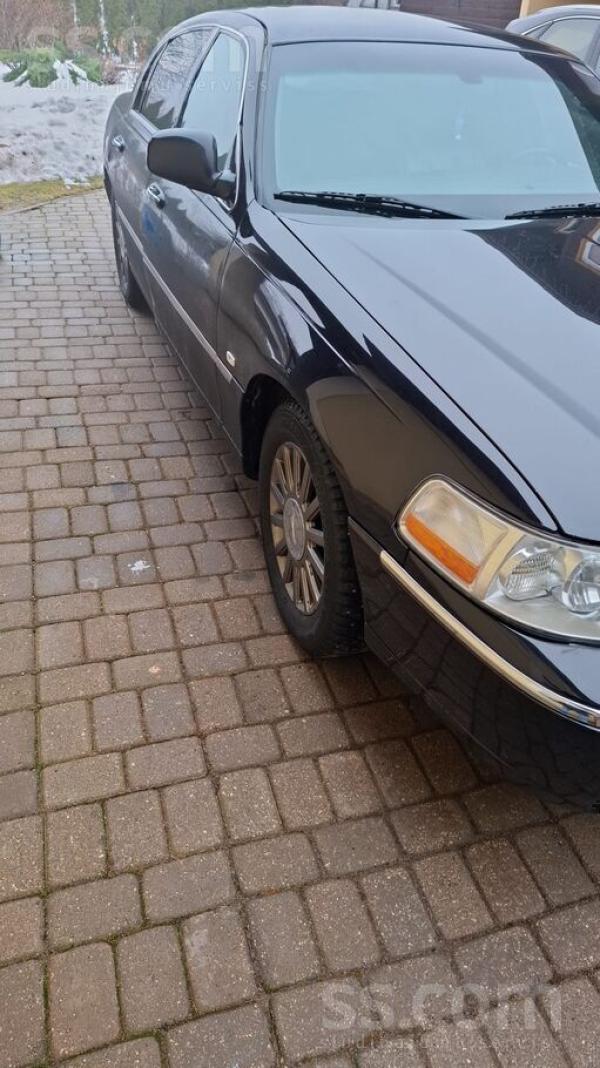 Melns Lincoln town-car 2004 Limbaži, ar dzinēja tilpumu 4.60 L un nobraukumu 399 tūkst. km par 7000 €, foto 2 vietnē AUTOMOTO.COM.LV