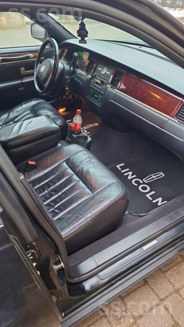 Melns Lincoln town-car 2004 Limbaži, ar dzinēja tilpumu 4.60 L un nobraukumu 399 tūkst. km par 7000 €, foto 3 vietnē AUTOMOTO.COM.LV