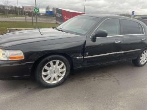 Melns Lincoln town-car 2009 Kauņa, ar dzinēja tilpumu 4.60 L un nobraukumu 198 tūkst. km par 3900 €, foto 3 vietnē AUTOMOTO.COM.LV
