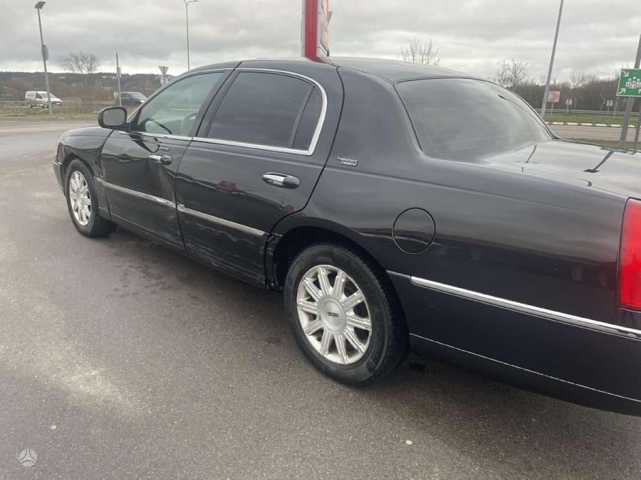 Melns Lincoln town-car 2009 Kauņa, ar dzinēja tilpumu 4.60 L un nobraukumu 198 tūkst. km par 3900 €, foto 4 vietnē AUTOMOTO.COM.LV