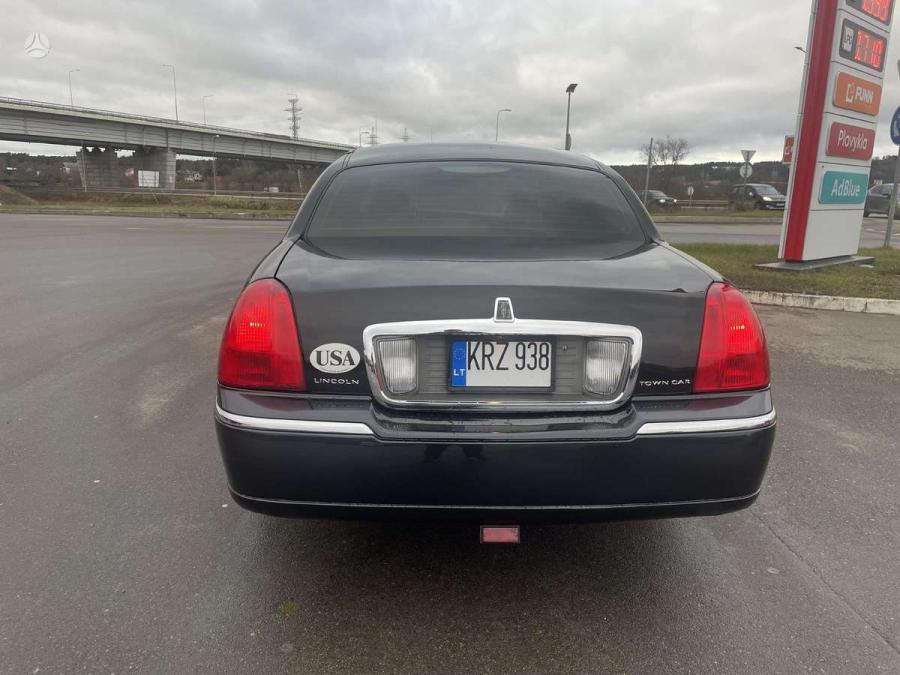 Melns Lincoln town-car 2009 Kauņa, ar dzinēja tilpumu 4.60 L un nobraukumu 198 tūkst. km par 3900 €, foto 5 vietnē AUTOMOTO.COM.LV