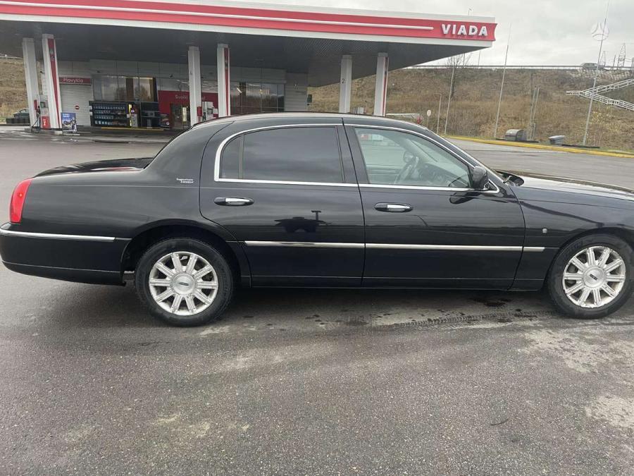 Melns Lincoln town-car 2009 Kauņa, ar dzinēja tilpumu 4.60 L un nobraukumu 198 tūkst. km par 3900 €, foto 7 vietnē AUTOMOTO.COM.LV