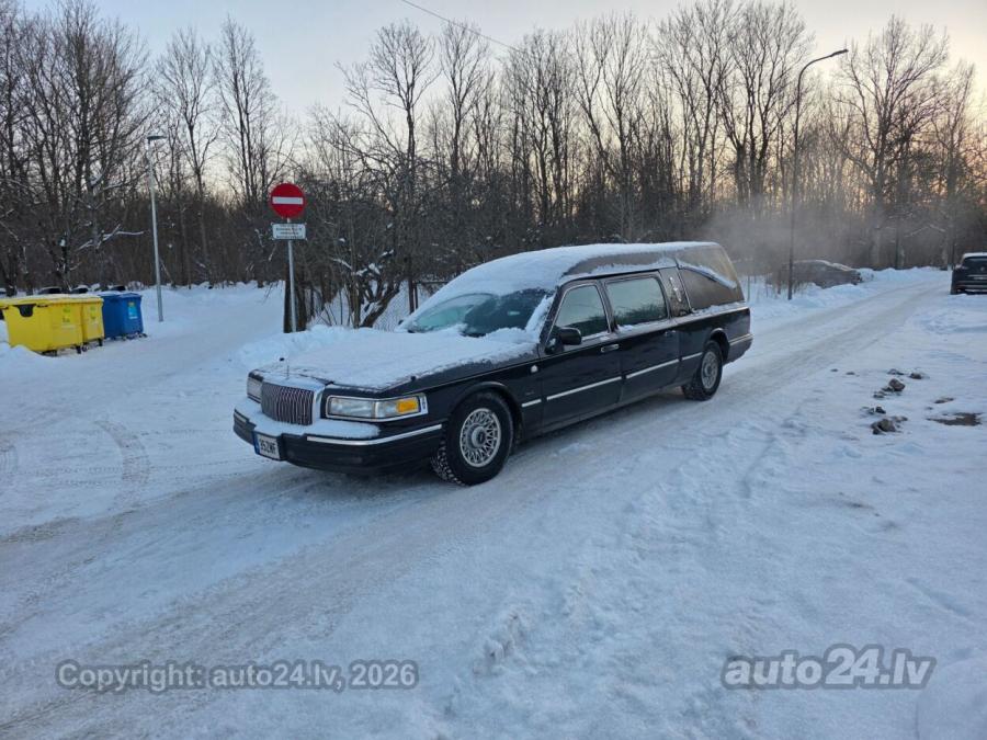 Melns Lincoln town-car 1996 Tallina, ar dzinēja tilpumu 4.60 L un nobraukumu 126 tūkst. km par 5500 €, foto 1 vietnē AUTOMOTO.COM.LV