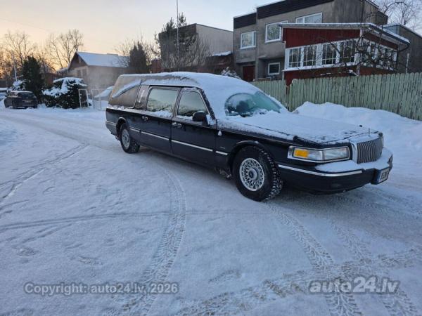 Melns Lincoln town-car 1996 Tallina, ar dzinēja tilpumu 4.60 L un nobraukumu 126 tūkst. km par 5500 €, foto 3 vietnē AUTOMOTO.COM.LV